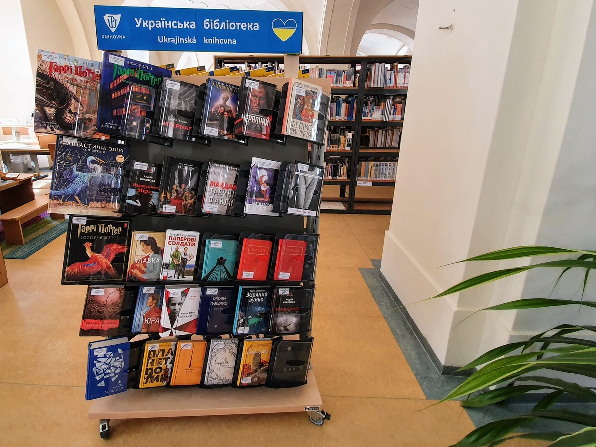 Knihovna UP pomáhá: Ve Zbrojnici je nově „ukrajinská knihovna“: Knihovna
