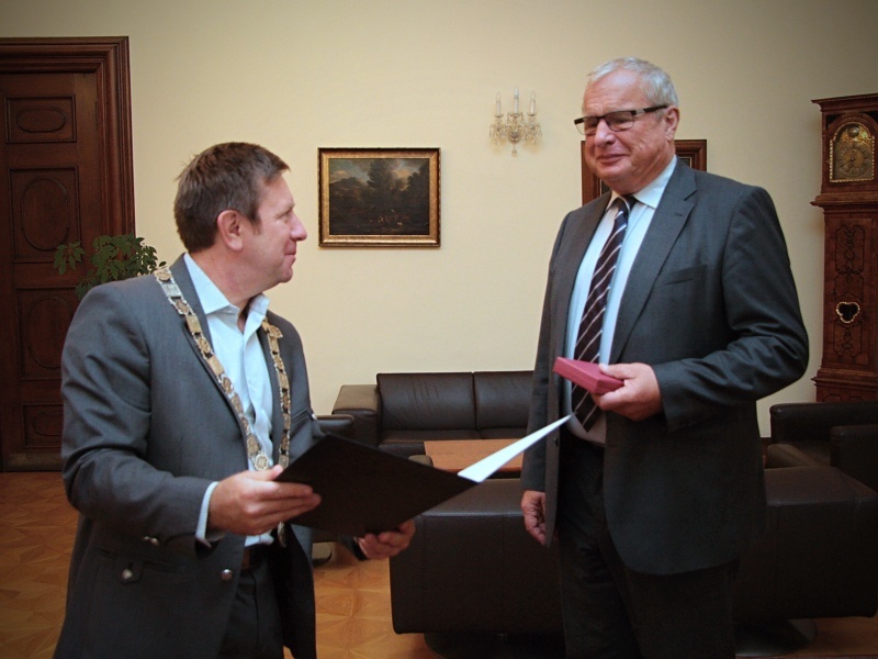 Rektor ocenil celoživotní dílo lékaře a genetika Jiřího Šantavého ...