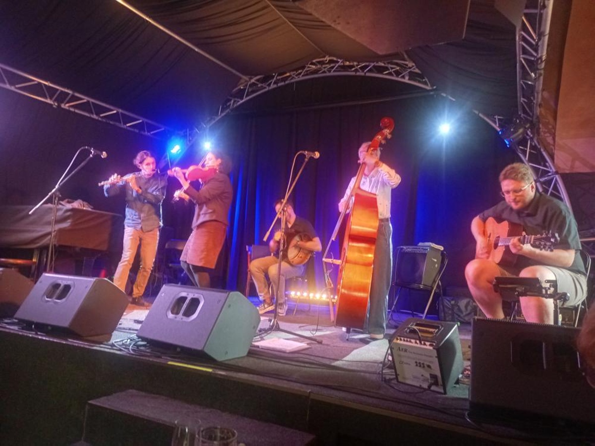 Večer irské kultury a hudby za doprovodu kapely Conamara Chaos: Žurnál ...