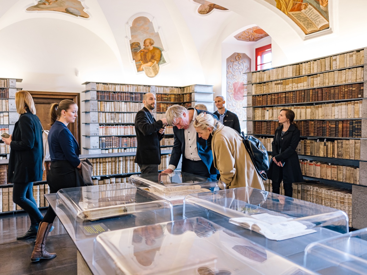 How to rescue a monastery library: Faculty of Arts